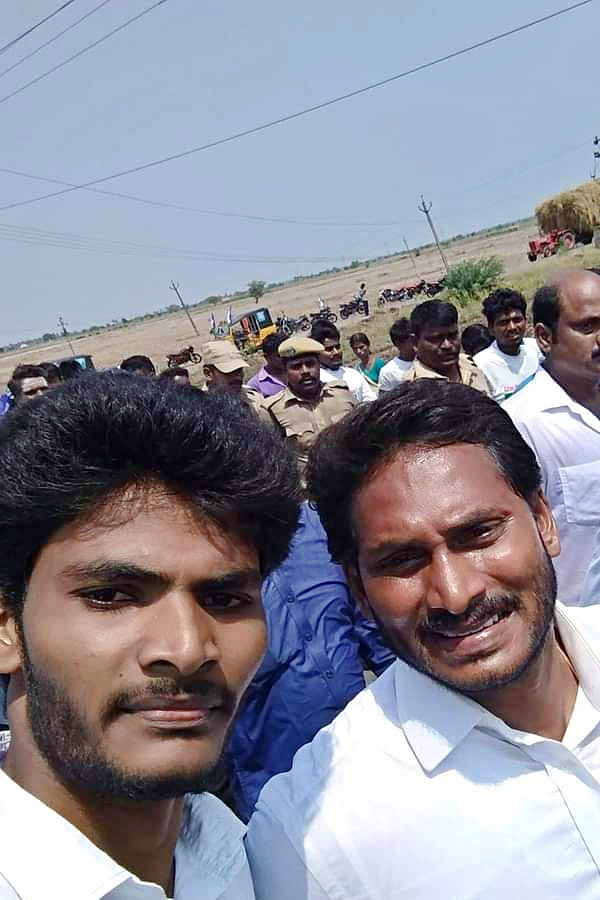 సెల్ఫీ విత్‌ వైఎస్‌ జగన్‌ (ఫొటోలు) | YS Jagan Birthday Special Photos, Selfie With Fans | Sakshi